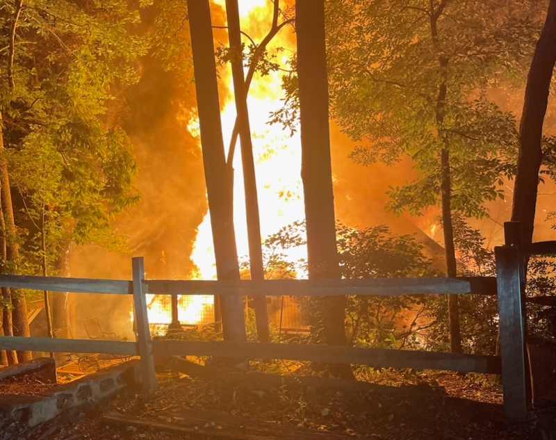 Large fire destroys home, multiple structures on Lake Lanier | The ...